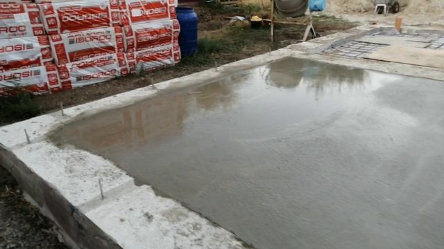 Готовый результат армированной стяжки чернового пола.