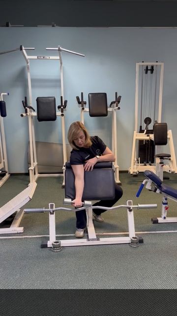 Подъём на бицепс одной рукой через скамью Скотта с гантелью