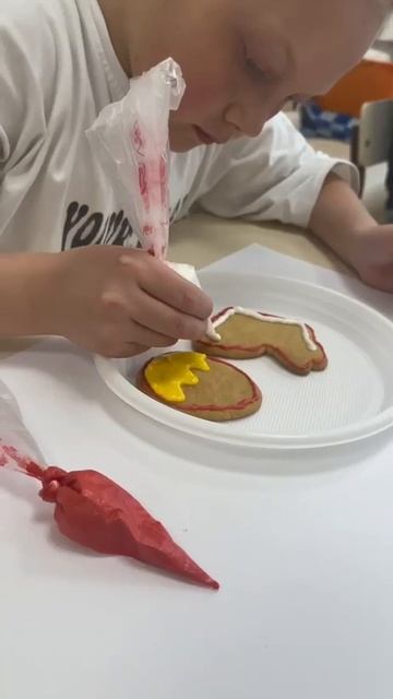 В школе «Согласие» прошел мастер-класс по росписи пасхальных пряников.