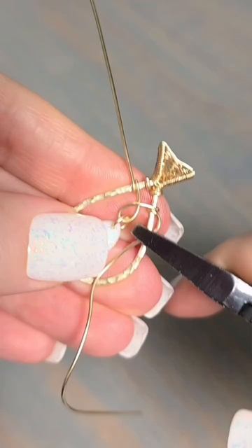 Небольшой кулон в технике wire wrapp