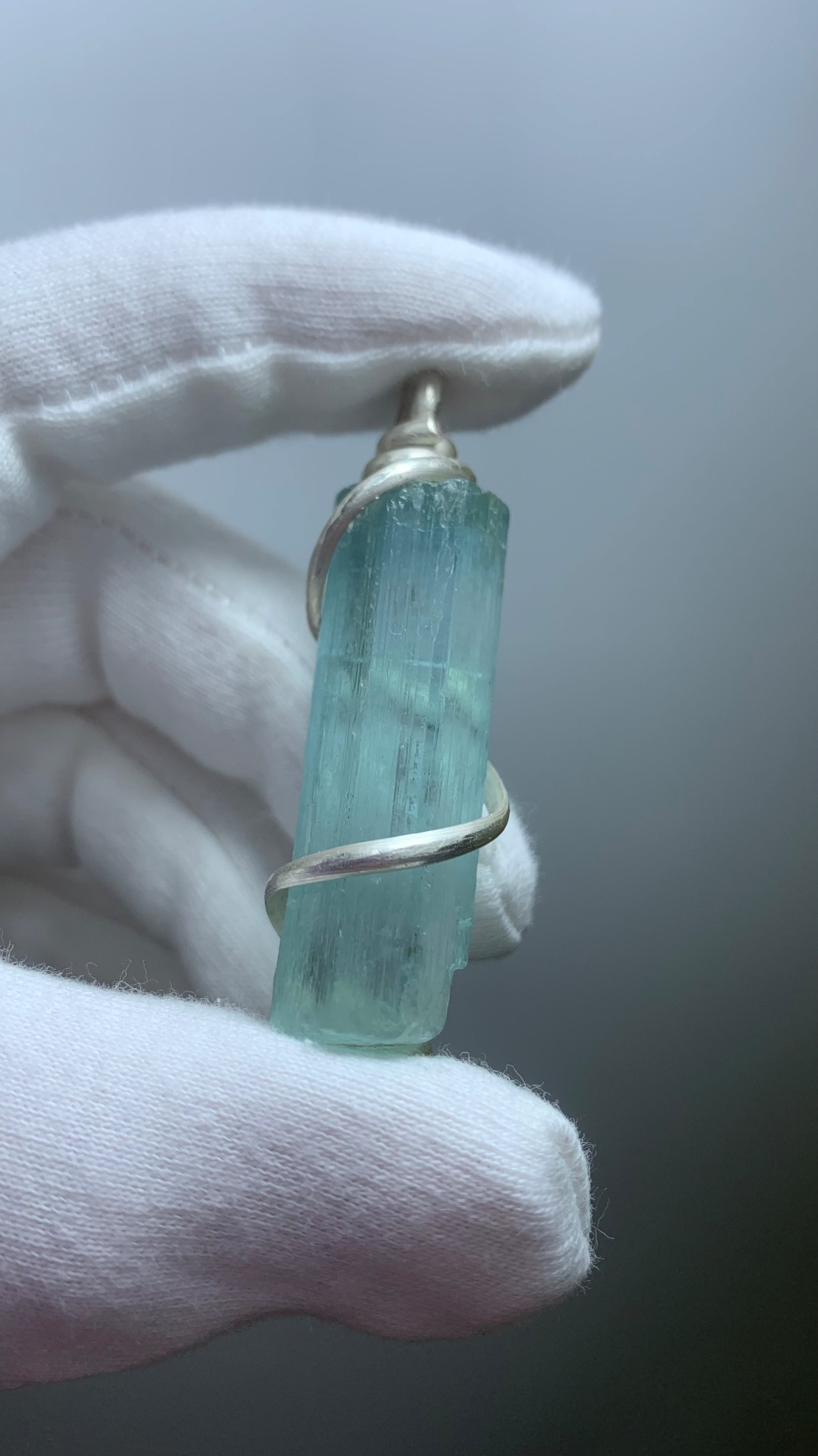Аквамарин кристалл природный в серебре - кулон