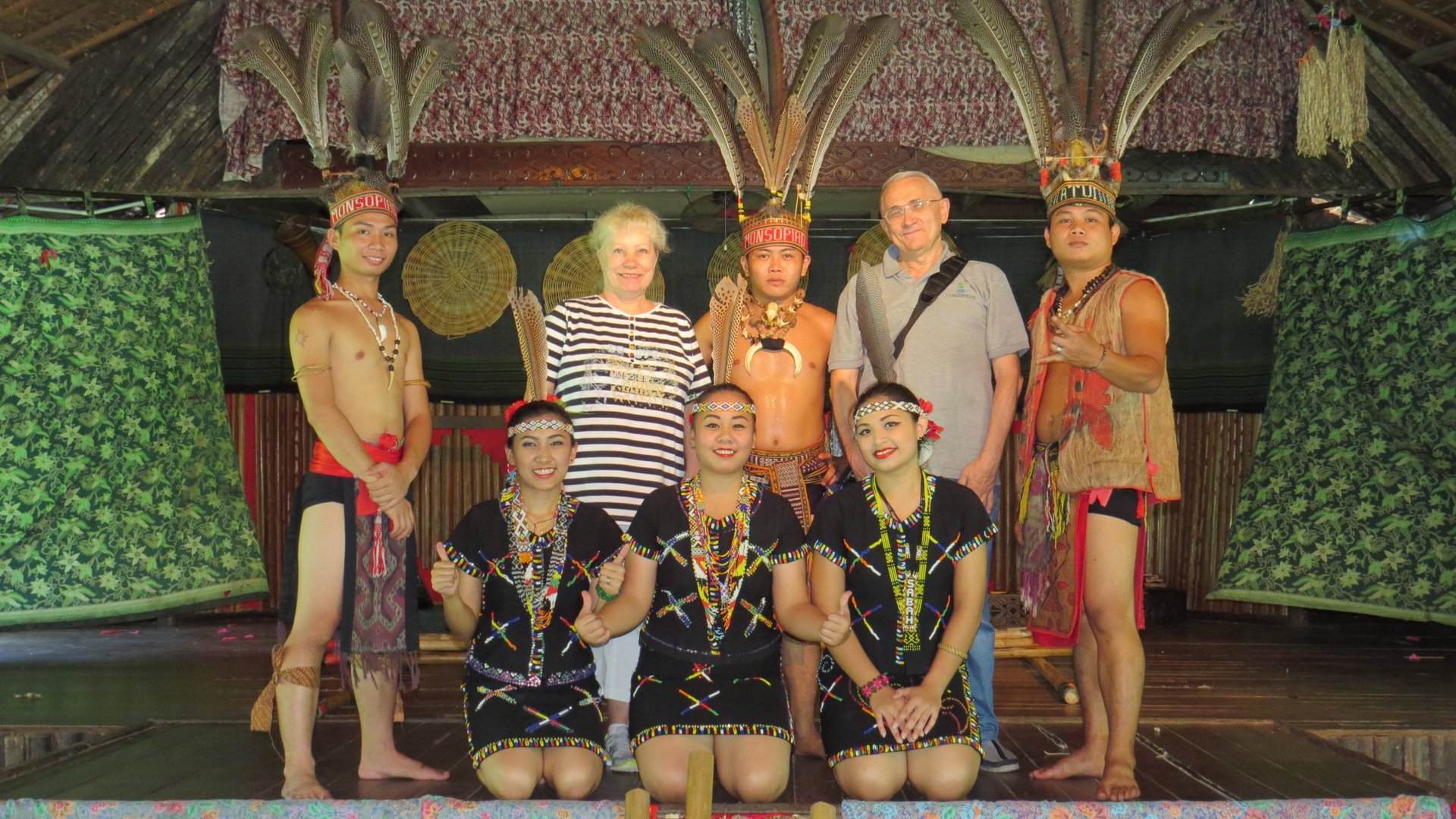 Танцы с шестами. БОРНЕО. Этническая деревня MONSOPIAD VILLAGE. 
Традиционные танцы даяков.