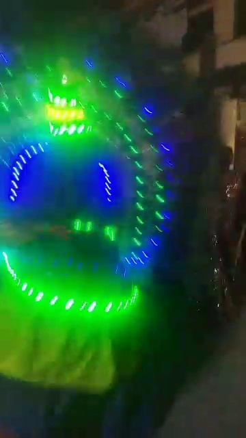 Вечернее уличное шоу