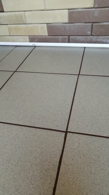 Готовый результат укладки плитки в уличном туалете.