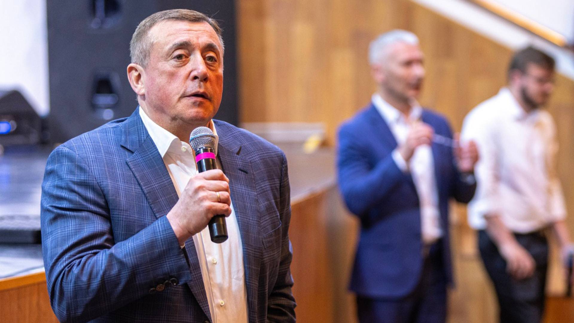 Два часа и три десятка вопросов: встреча охинцев с губернатором Валерием Лимаренко