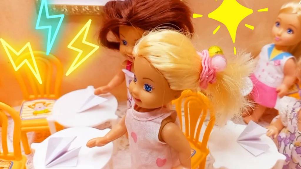 Барби Марина вручает сладкий приз за лучший самолётик из бумаги. ЛИРАВИ сериал с куклами.