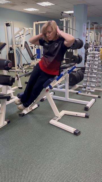 Боковые скручивания на скамье для гиперэкстензий