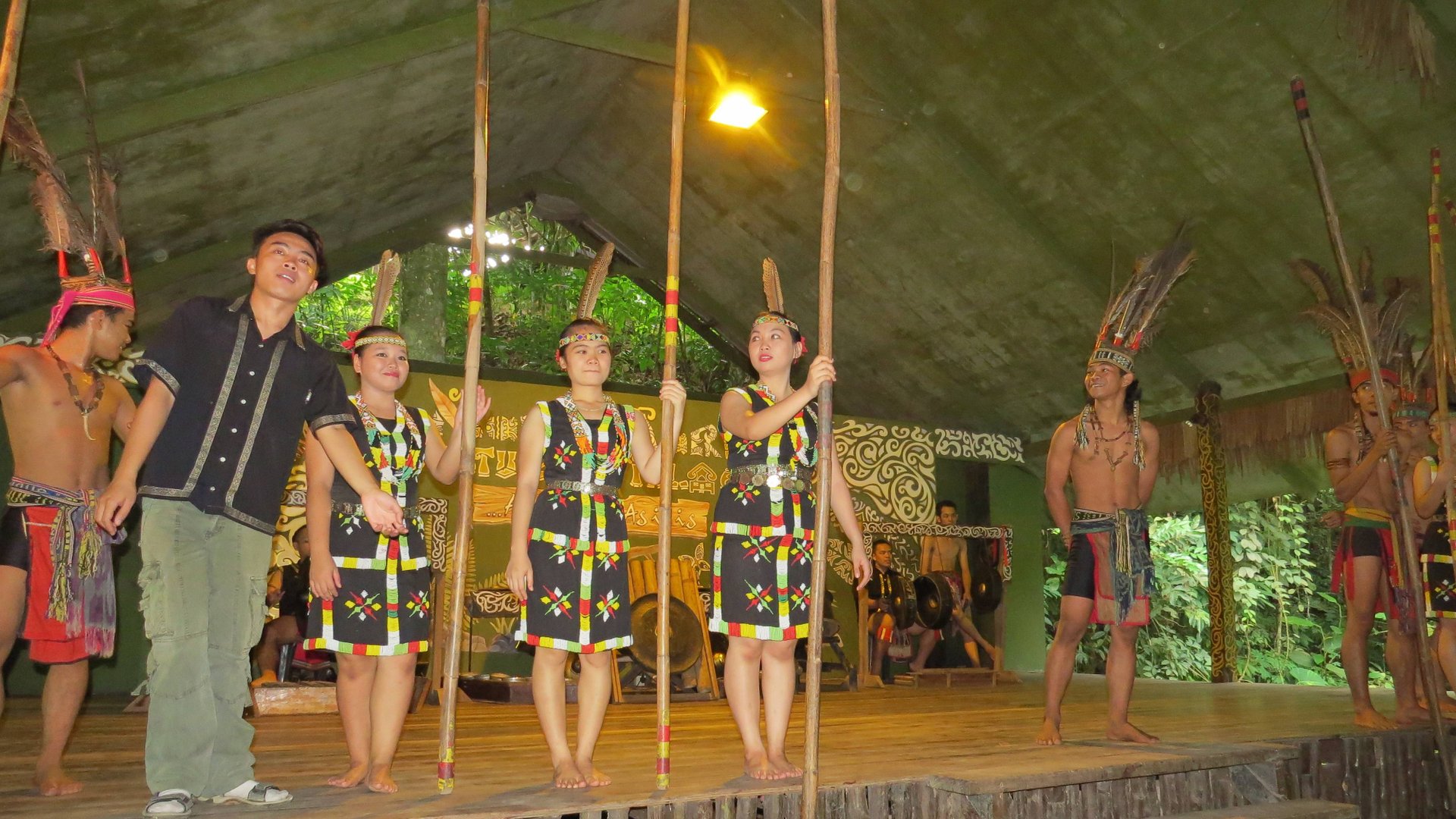 Танцы с шестами. БОРНЕО. Этническая деревня Мари-Мари. Традиционные танцы даяков.