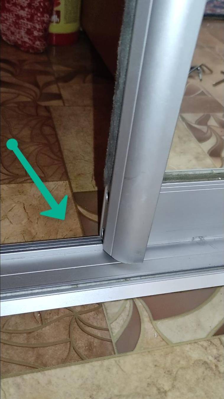 Что делать, если заедает дверь шкафа купе