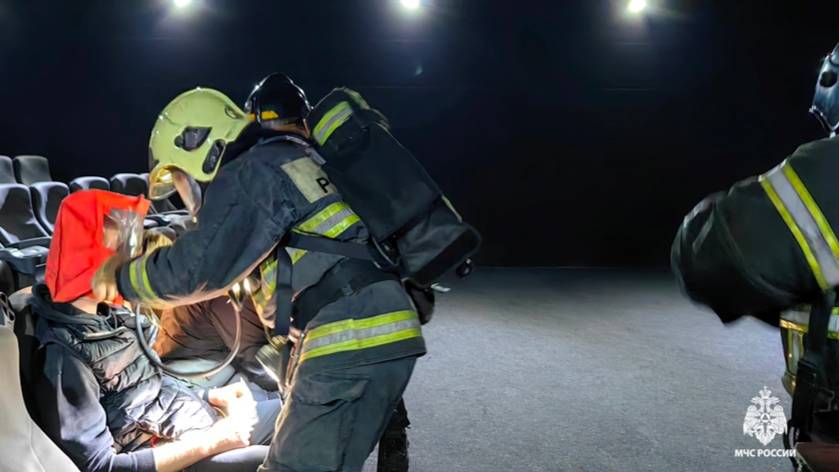 Хабаровские огнеборцы спасли 10 человек и ликвидировали условный пожар в торговом центре