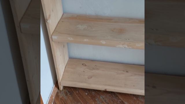 Деревянный стелаж