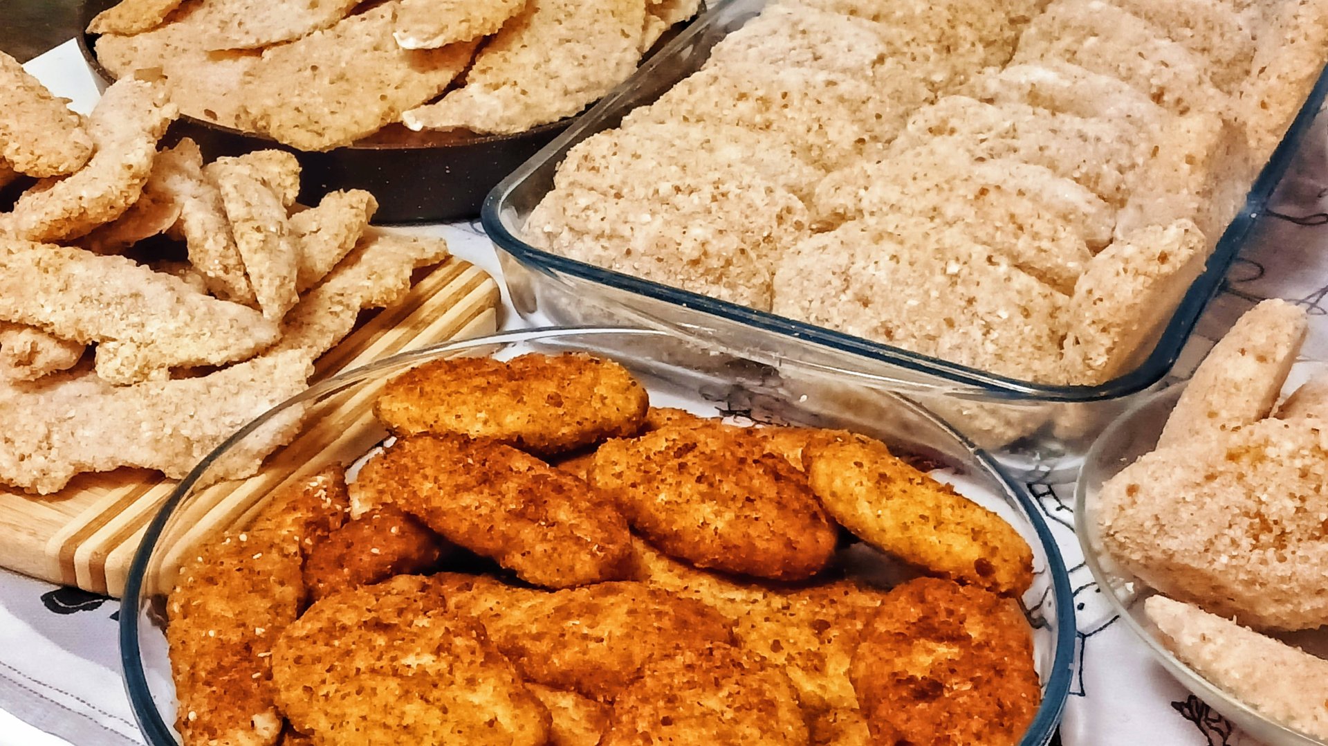 Хрустящие куриные стрипсы, сочные куриные котлеты в хрустящей панировке, отбивные из куриной грудки.