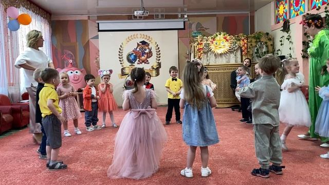 Хоровод "Веснянка" ( М.Картушина ). Группа №8 "Знайки"