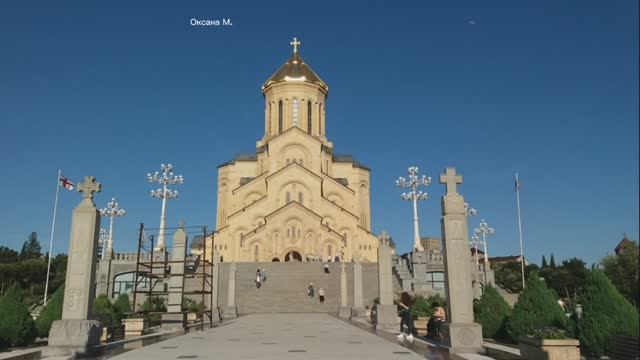 Территория Кафедрального Собора Пресвятой Троицы в Тбилиси. Май 2019 года. Фото и видео.mp4