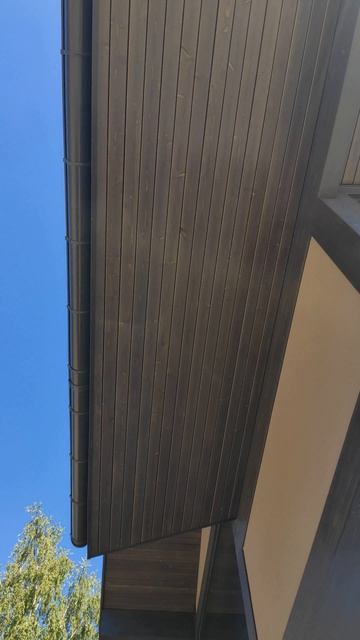 Подшив карниза дома и гаража