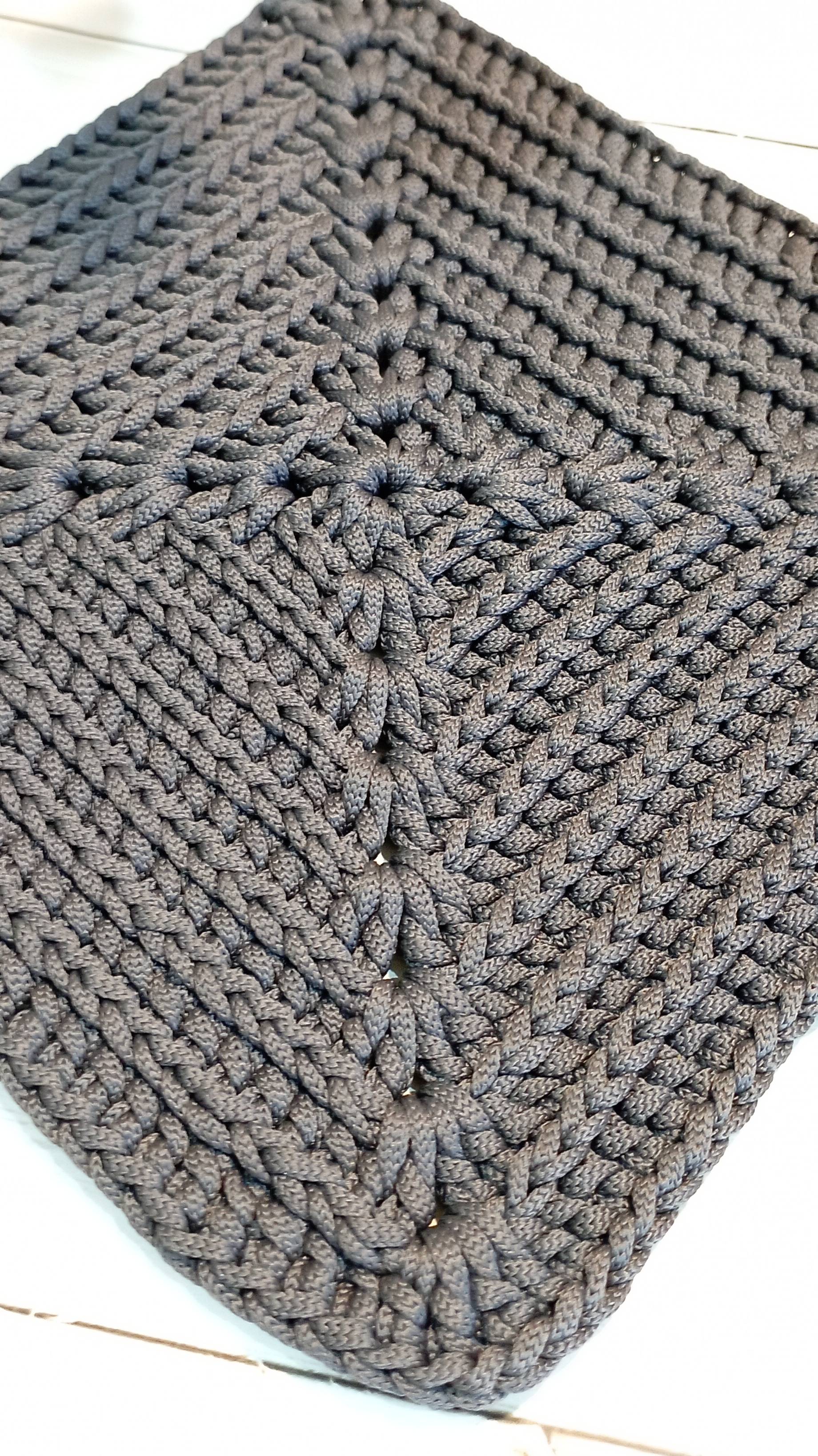 Угловые прибавки в квадратном мотиве ,связанного из шнура .