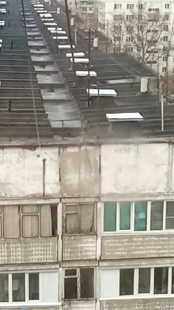 Провод идущий с дома напротив, кажется, оборвался #авария #погода #ветер #барнаул #провода