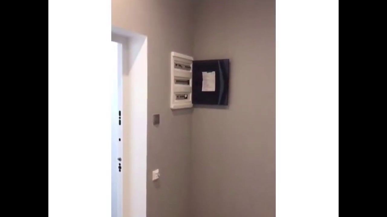 Розетки и шкаф купе встроенный в нишу