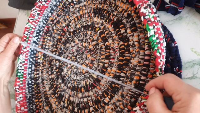 Лежанка для собачки. Плетение полосок ткани.