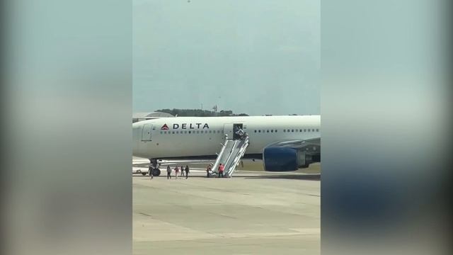 В аэропорту в США загорелся самолет с почти 300 пассажирами и членами экипажа