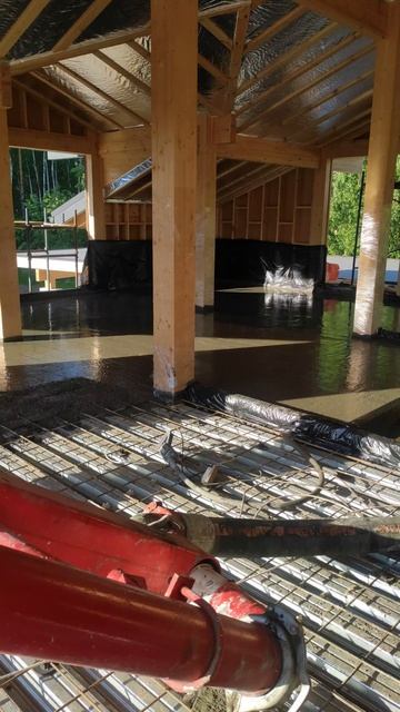 Заливка плиты бетоном и выравнивание поверхности