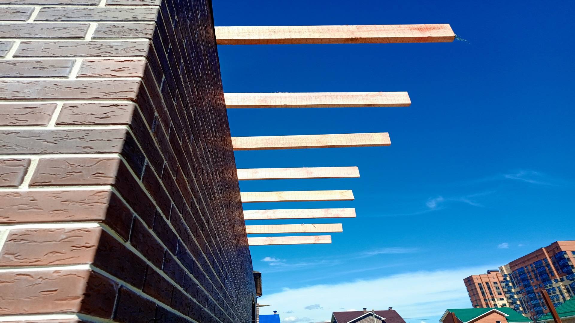 Выпуски стропильных ног от стены дома: как выбрать правильные размеры?