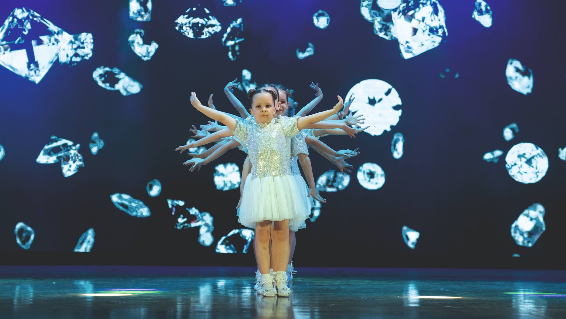 Танец Diamonds на отчетный концерт INTRO TEAM