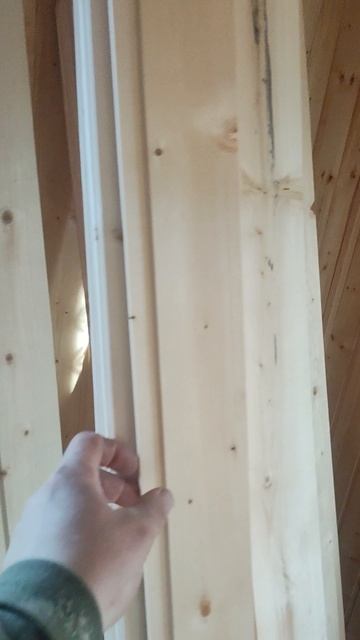 Потолочный плинтус из остатков вагонки.