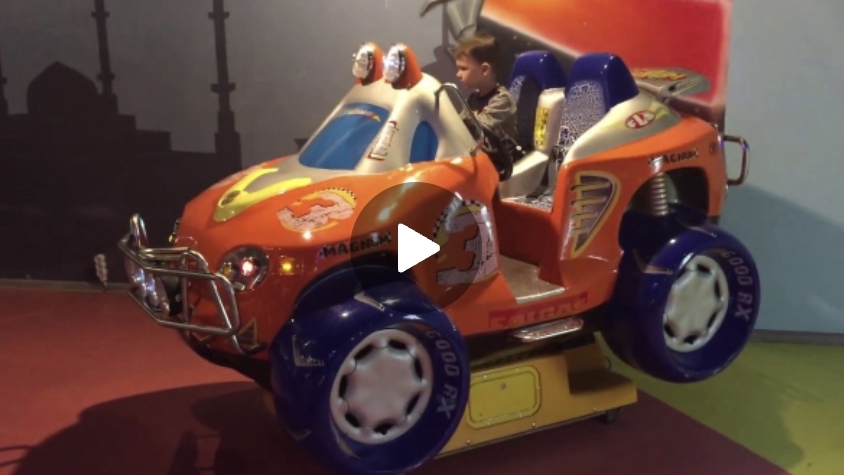 ВМ: Играем и катаемся на аттракционах в Парке аттракционов Хэппилон