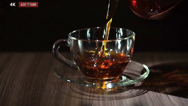 чай льется в чашку