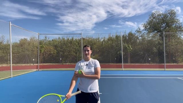 Отставание ракетки против поднятых вместе рук: сравнение техники подачи в теннисе