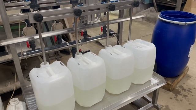 Полуавтоматическая линия розлива в ПЭТ тару. Производитель ООО «БЛС Инжиниринг».