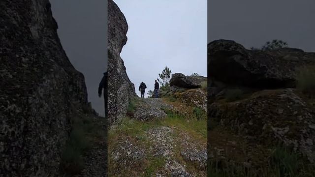 Загадочная пещера в скалах раскрывает НЕВЕРОЯТНЫЙ вид!