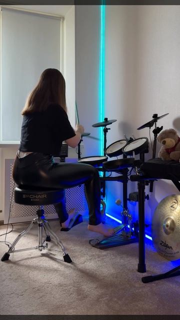 Люблю этот кавер группы Three Days Grace на песню Майкла Джексона "Give In To Me"