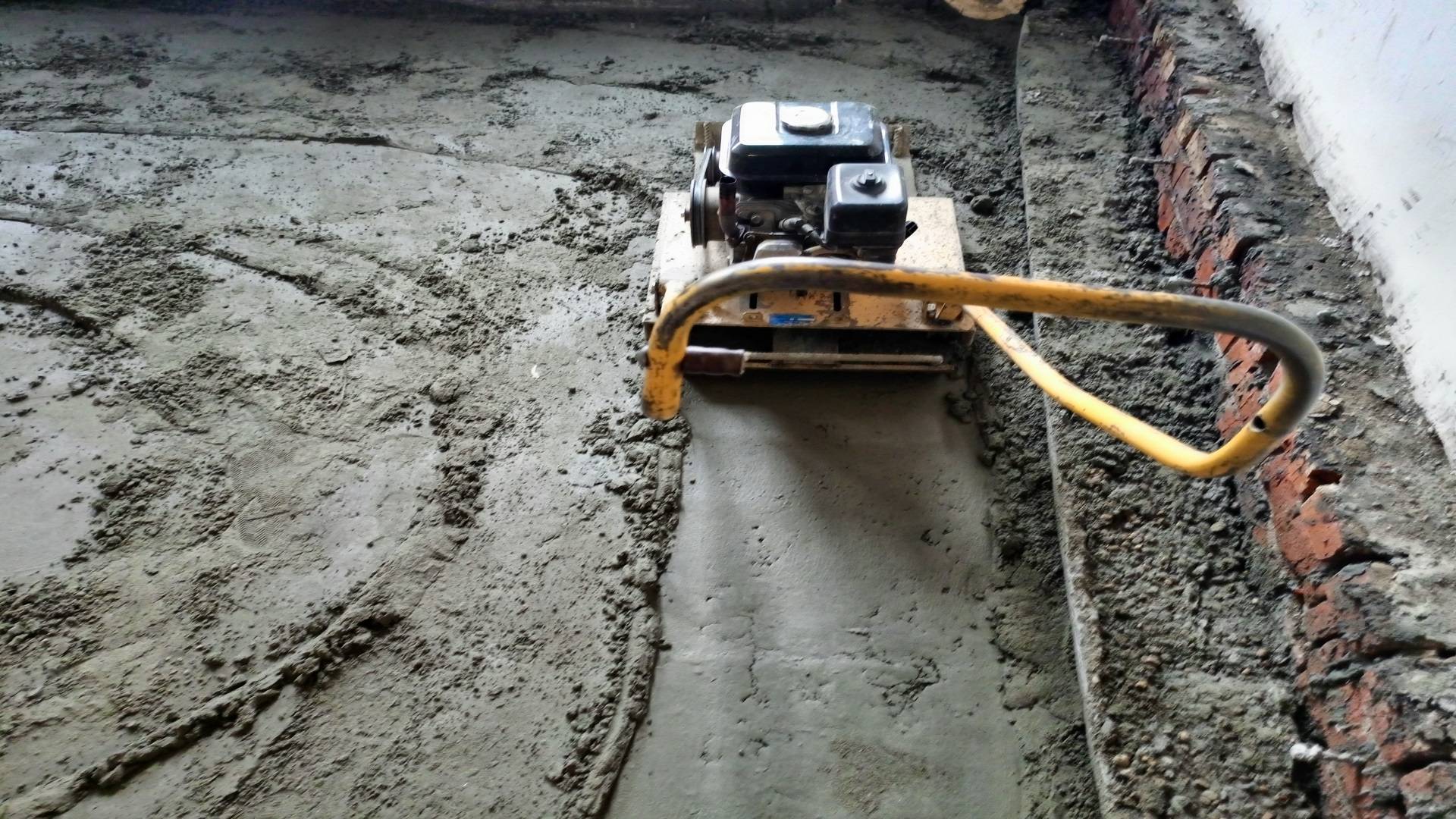 Почему при трамбовке песок виброплитой выделяется влага?