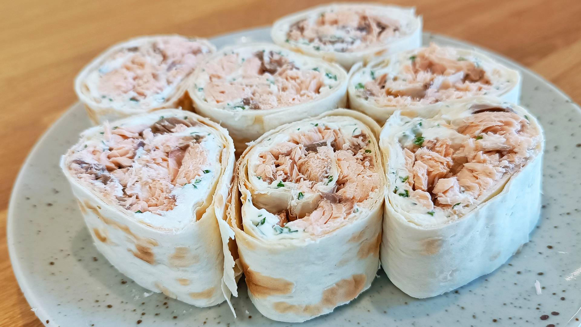 РУЛЕТЫ С ГОРБУШЕЙ, творожным сыром и укропом