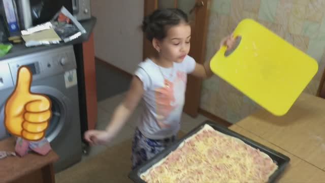 Внуки и бабушка. Готовим пиццу.