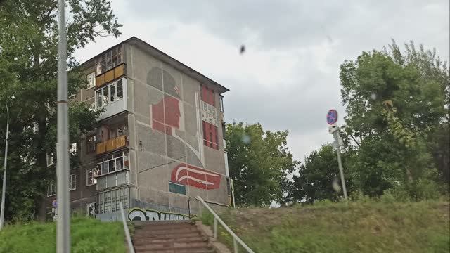 Проводится реставрация панно из мозаики и краски размещённого к 20-летию Победы // Апрель 2025