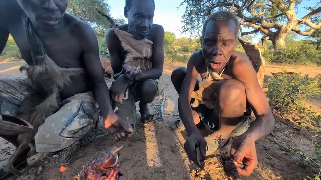 🎬 Первобытные люди: Жаркое из бабуина с томатом и бананами. Охотники хадза.