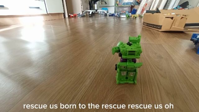 ого десептиконы напали на проула но он 
решил действовать и позвал Бамблби,гримлока и айронхайда!