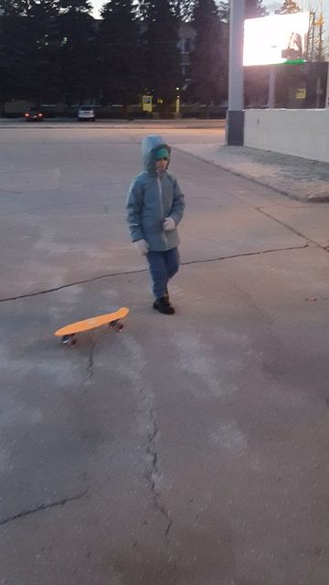 Полина первый раз на скейте  Polina on a skateboard for the first time