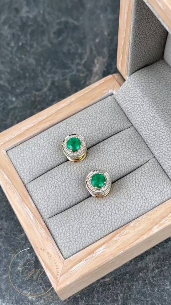 Золотые серьги с бриллиантами и замбийскими изумрудами