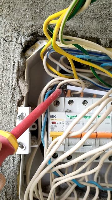 Электрики высшей категории делали щит