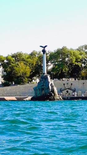 Морские прогулки Севастополь. Памятник затопленным кораблям.