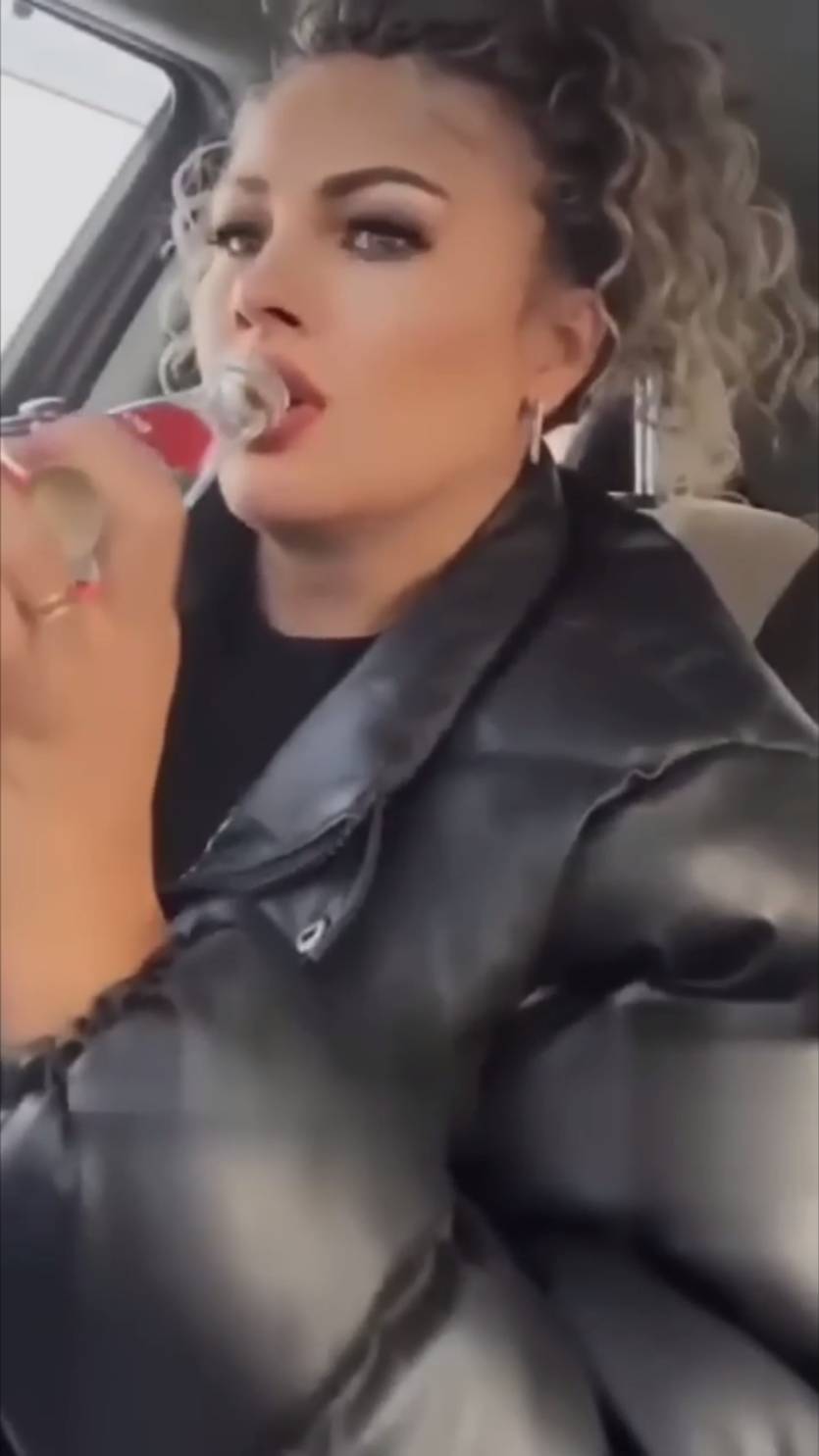 Не в роте, а во рту.