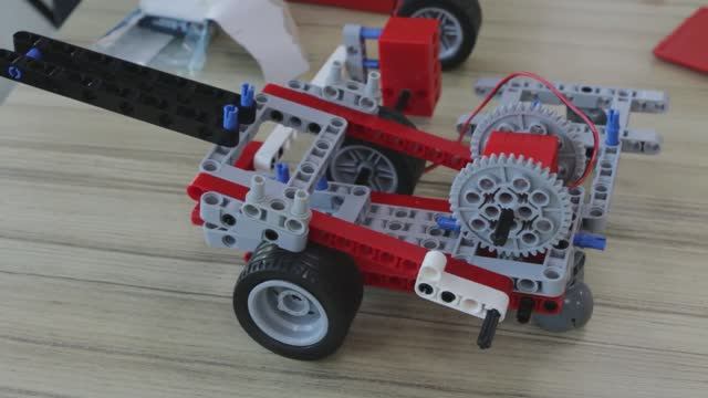 Дети конструируют роботов // Робототехника