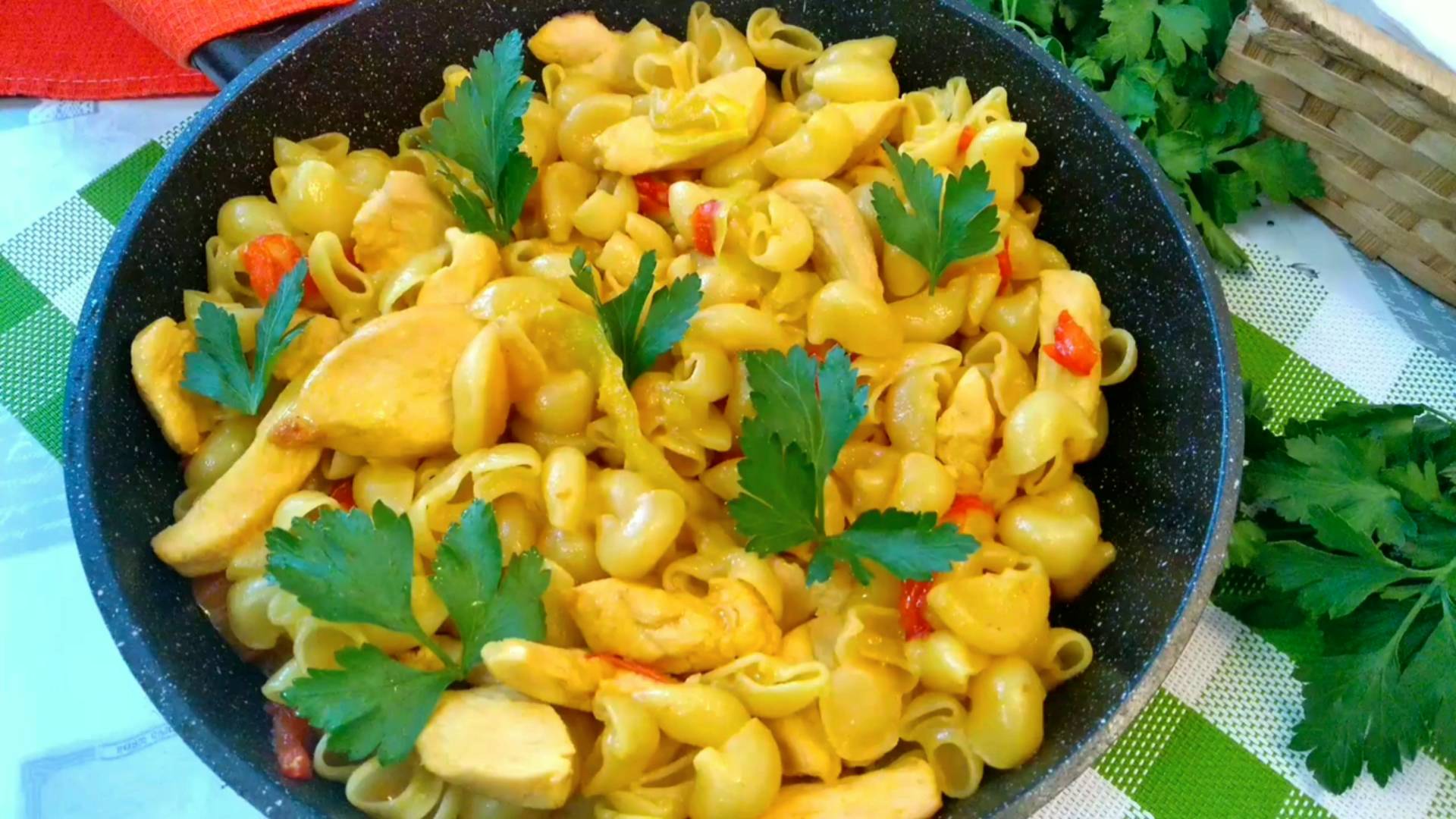 Макароны с курицей