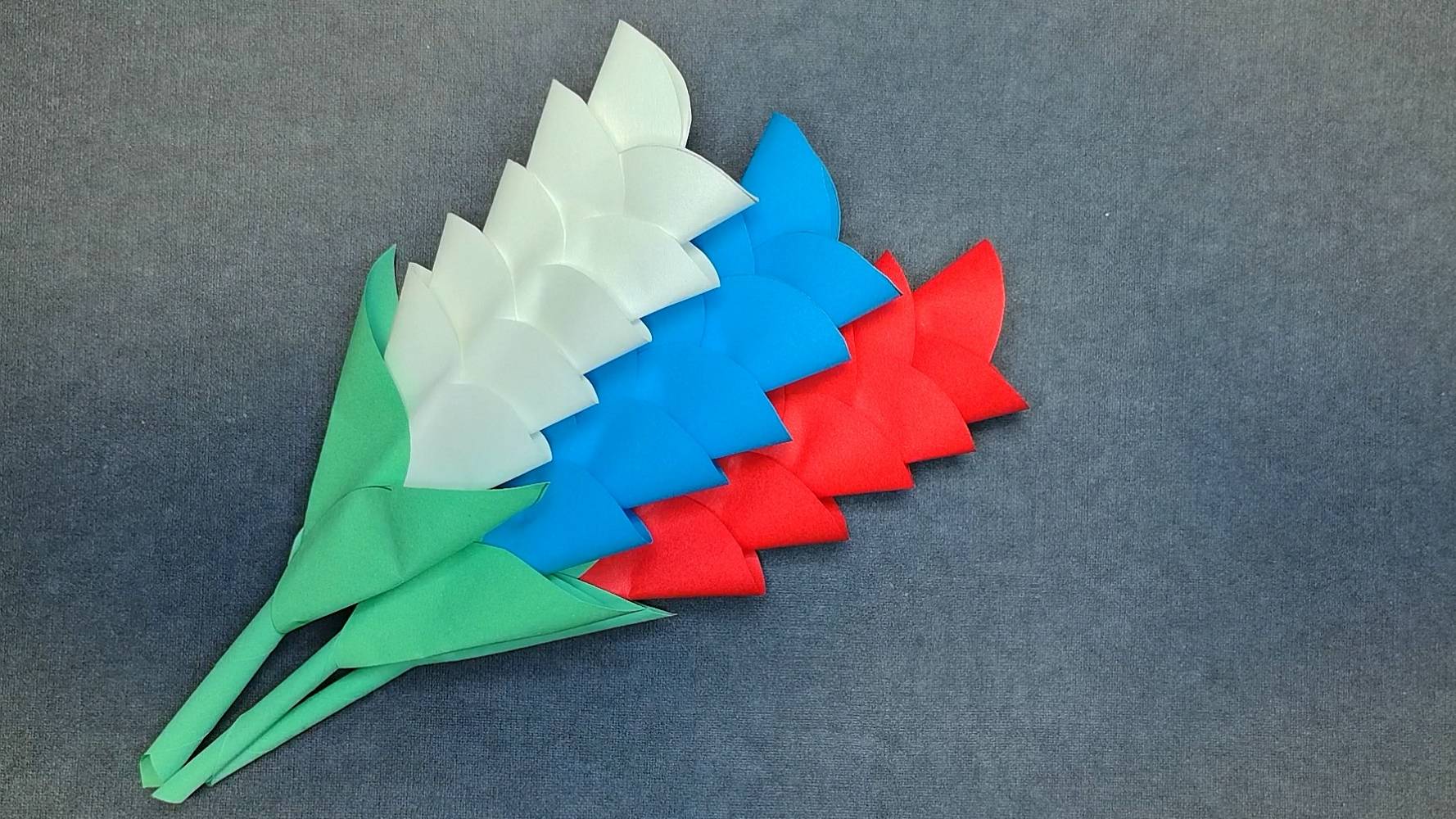 Как сделать объемные цветы из бумаги. Поделка ко Дню России.