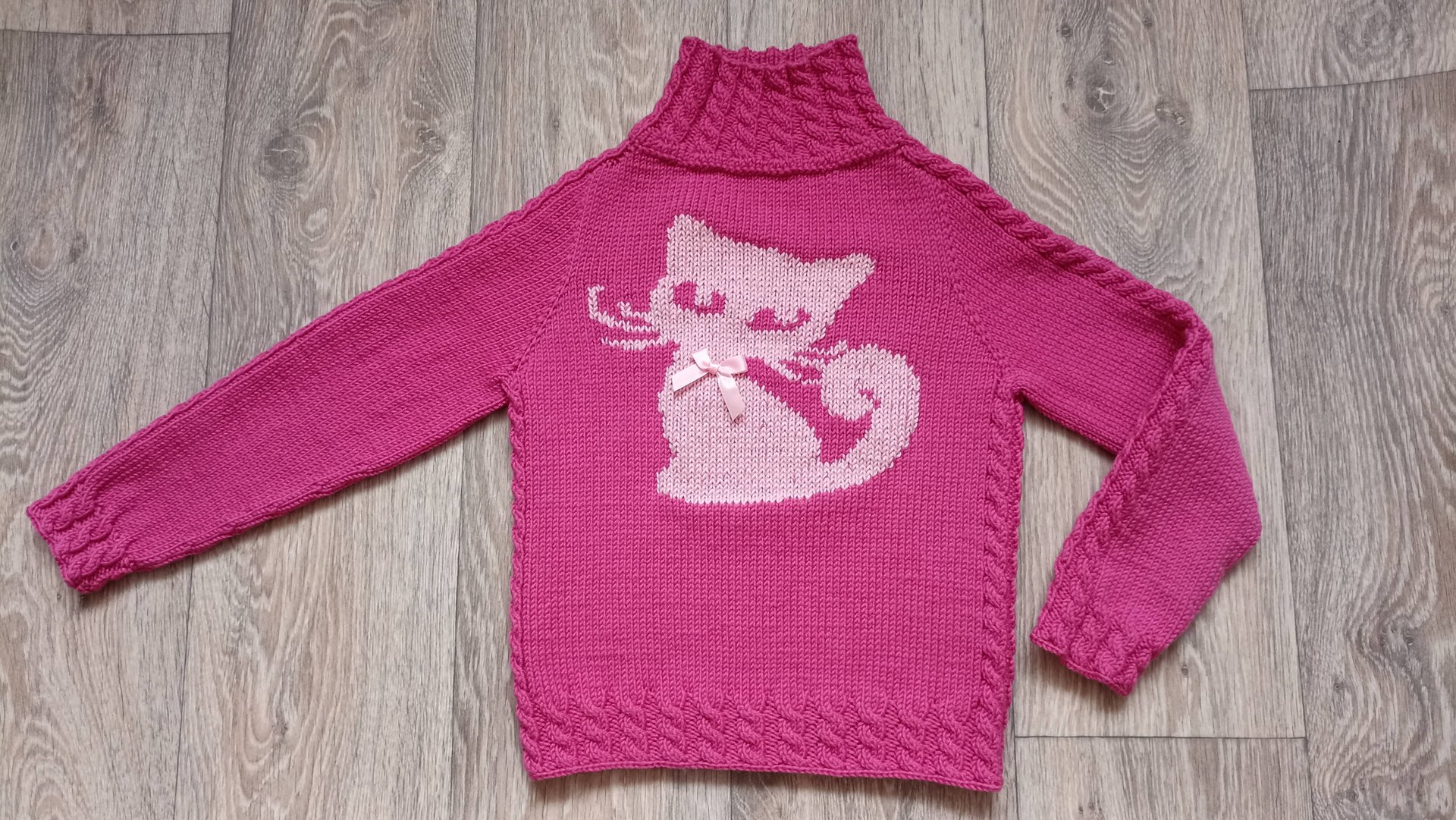 Свитер для девочки без швов спицами, реглан-погон сверху