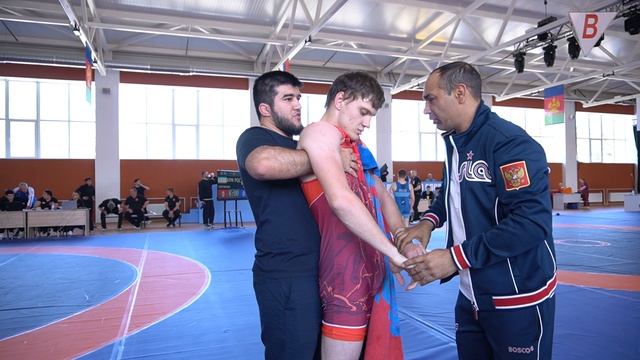 Греко-римская борьба, вес 67 кг. 1/4 финала Совмиз Юрий(респ. Адыгея)-Мовсисян Сурен(Ростовская обл)